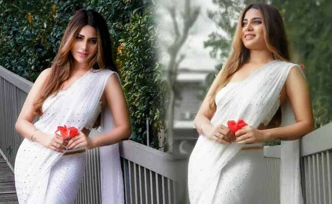 తెల్లచీరలో బిగ్‌‌బాస్ బ్యూటీ అందాలు అదరహో..!