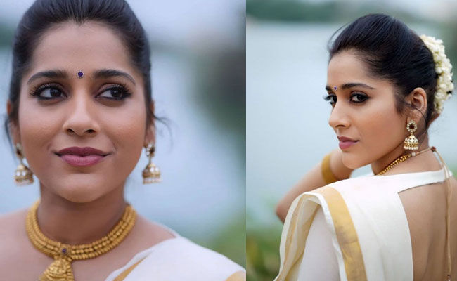 Rashmi Gautam Photoshoot: వైట్ శారీలో జబర్దస్త్‌గా రష్మీ..