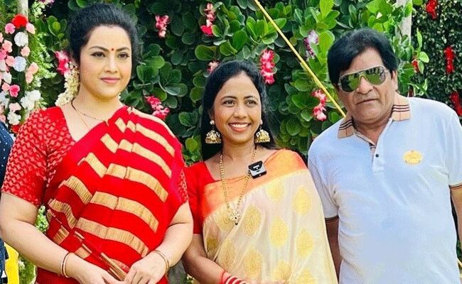 Meena: భర్త మరణం తర్వాత తొలిసారి సినిమా సెట్స్‌లో మీనా.. వీడియో వైరల్..