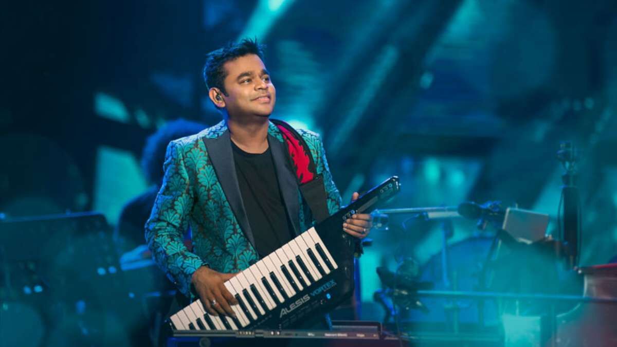 A.R Rahman : రెహమాన్ కారు ఆపి, మా తుఝే సలాం సాంగ్ పాడిన ఫ్యాన్ | Watch ...